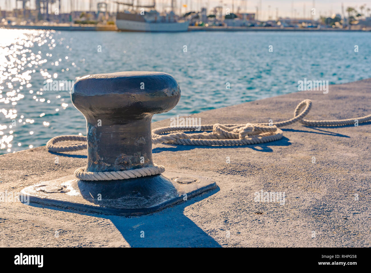 Ship bollard and rope. Harbor Stock Photo - Alamy