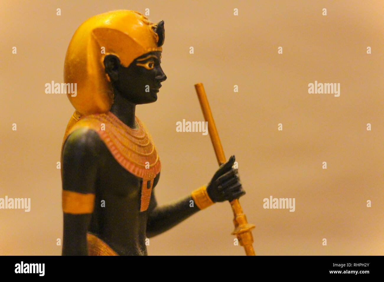 golden statue of egypt Stock Photo - Alamy