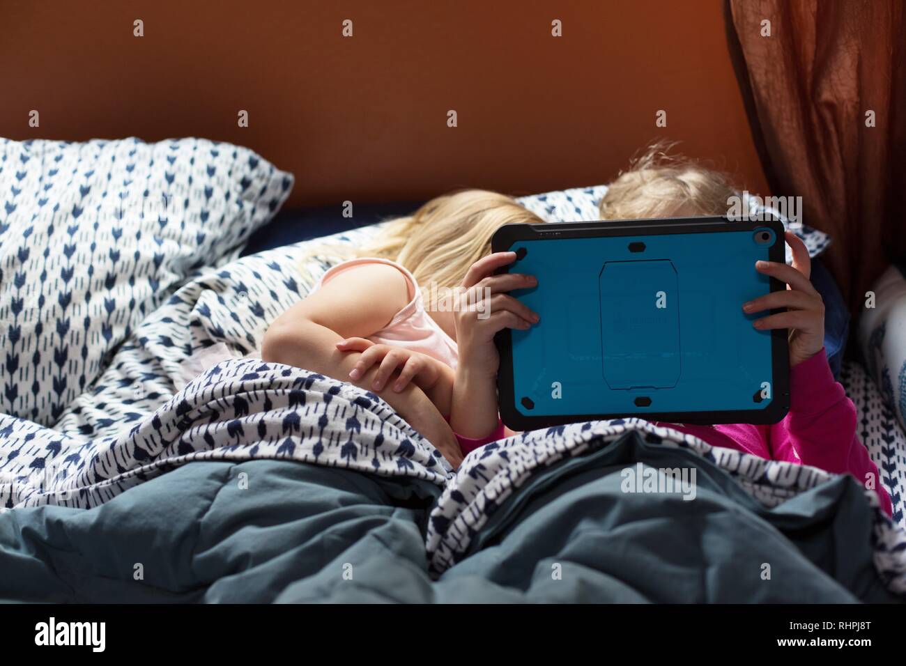 Holding ipad with children hi-res stock photography and images - Alamy