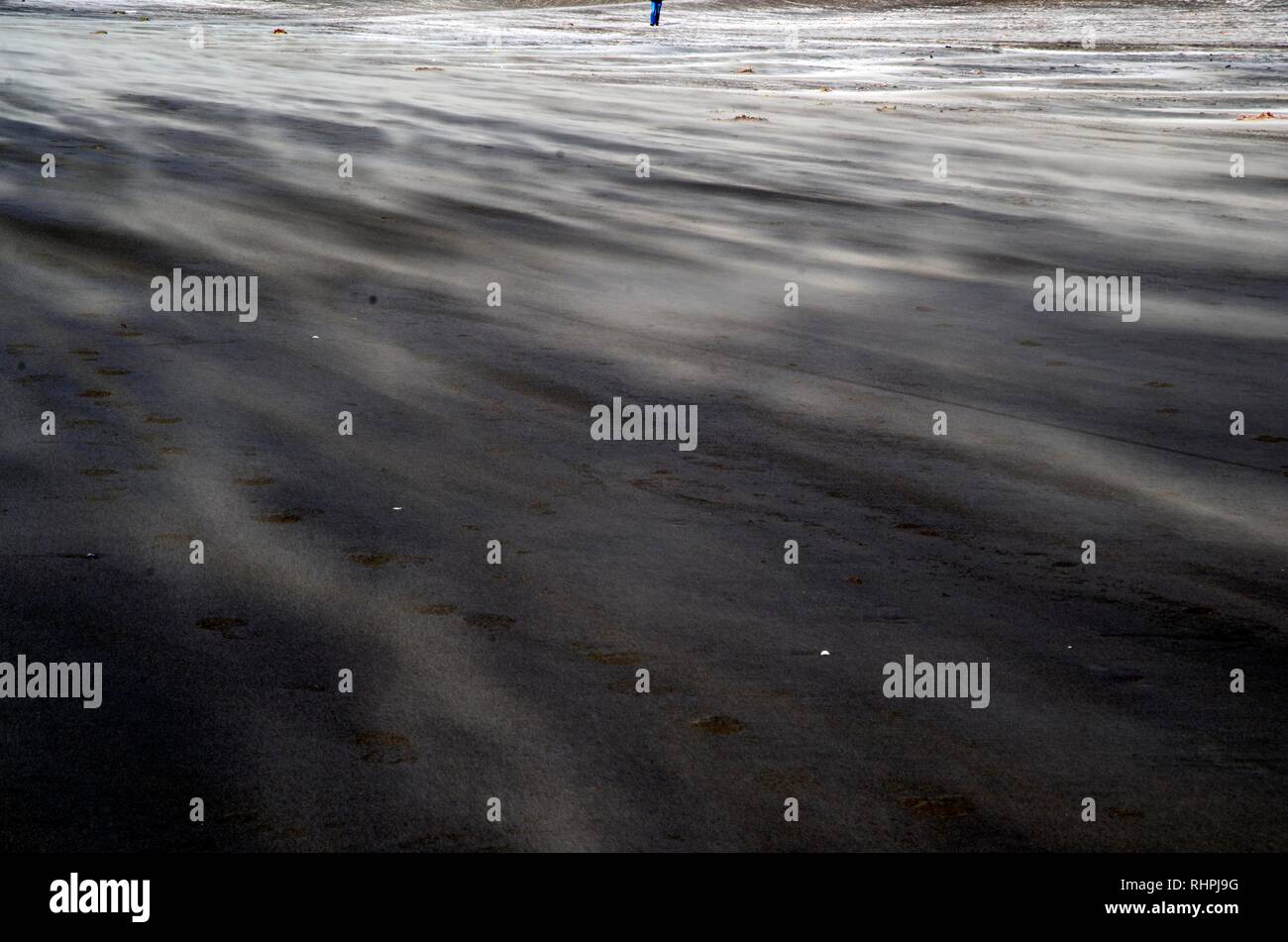 Dirty patterns in sand hi-res stock photography and images - Alamy