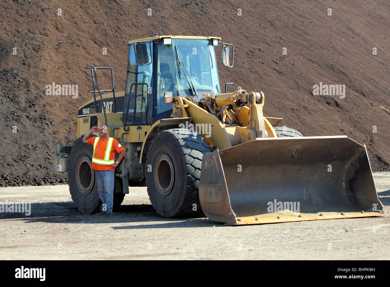 Loader working in landscape supply company Stock Photo - Alamy