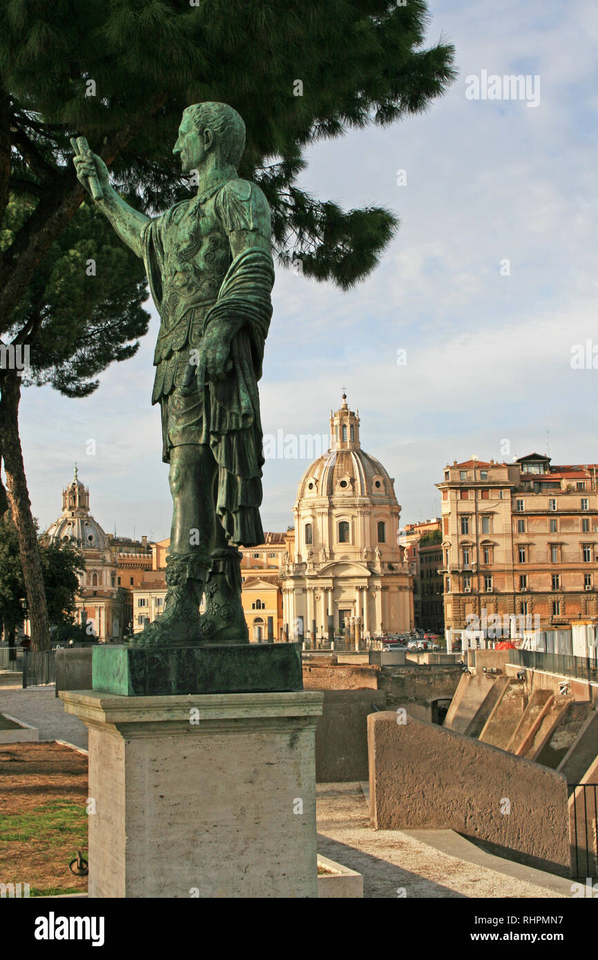 Julius caesar statue rom hi-res stock photography and images - Alamy