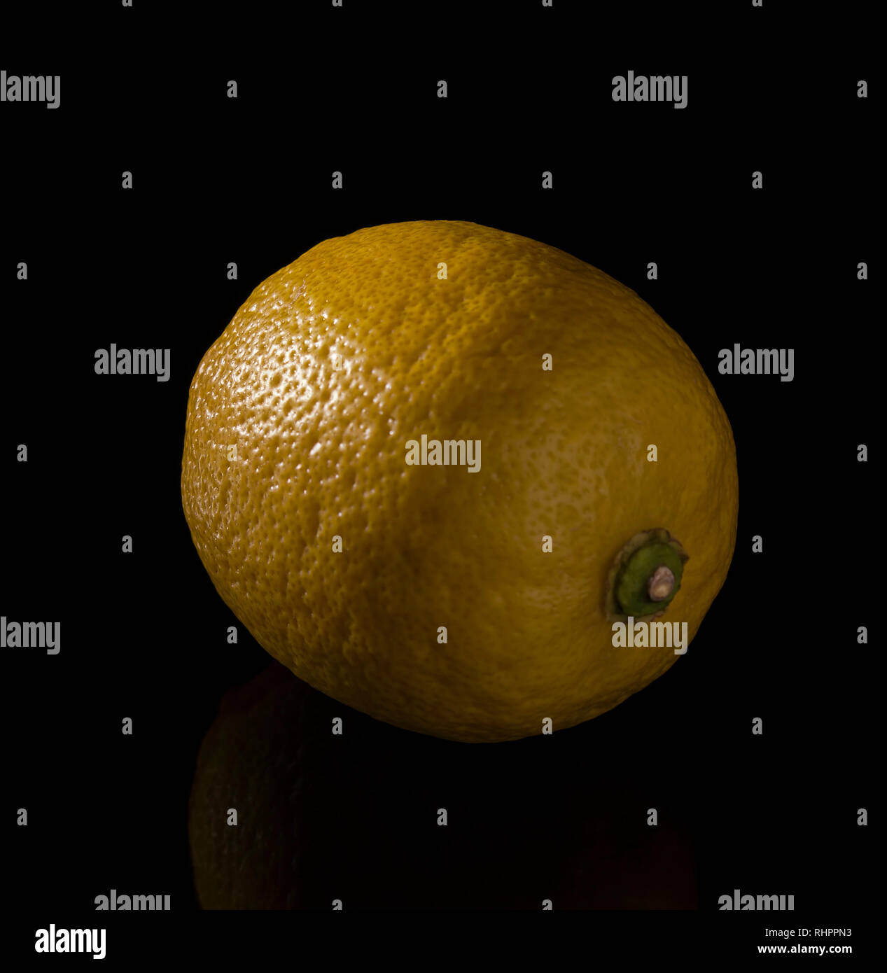Lemon with reflection on glossy black background Stock Photo - Alamy