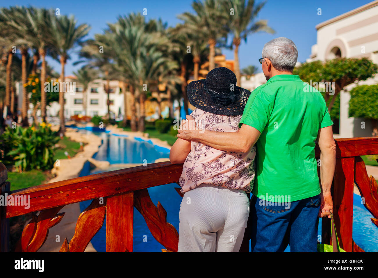 Family enjoying the hotel pool hi-res stock photography and images - Alamy