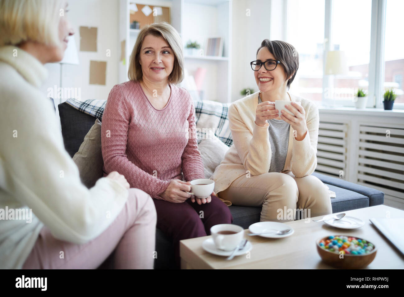 Conversation businesswomen hi-res stock photography and images - Alamy
