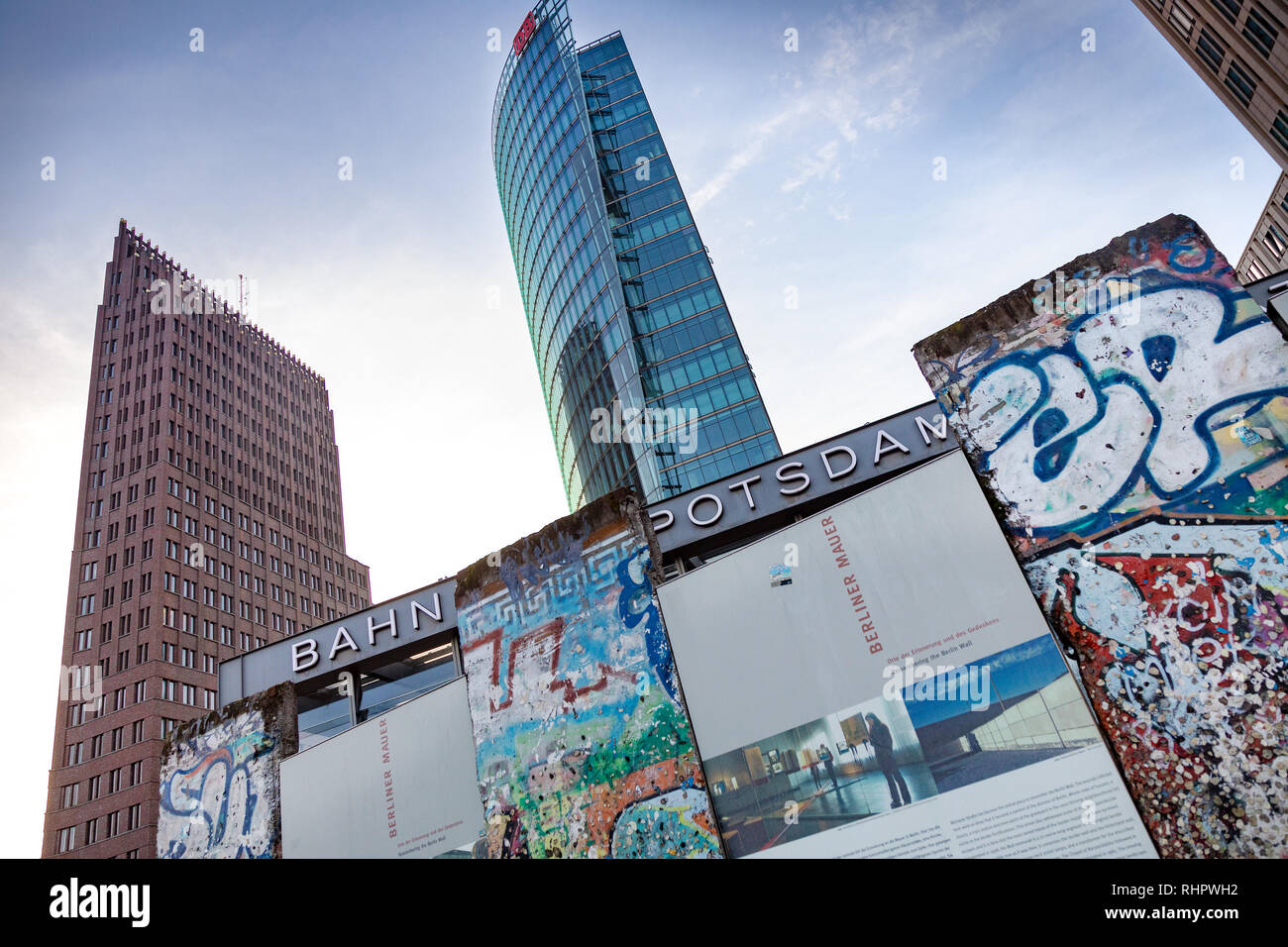 Železná opona - Berlínská zeď a Postupimské náměstí, Berlín, Německo ...