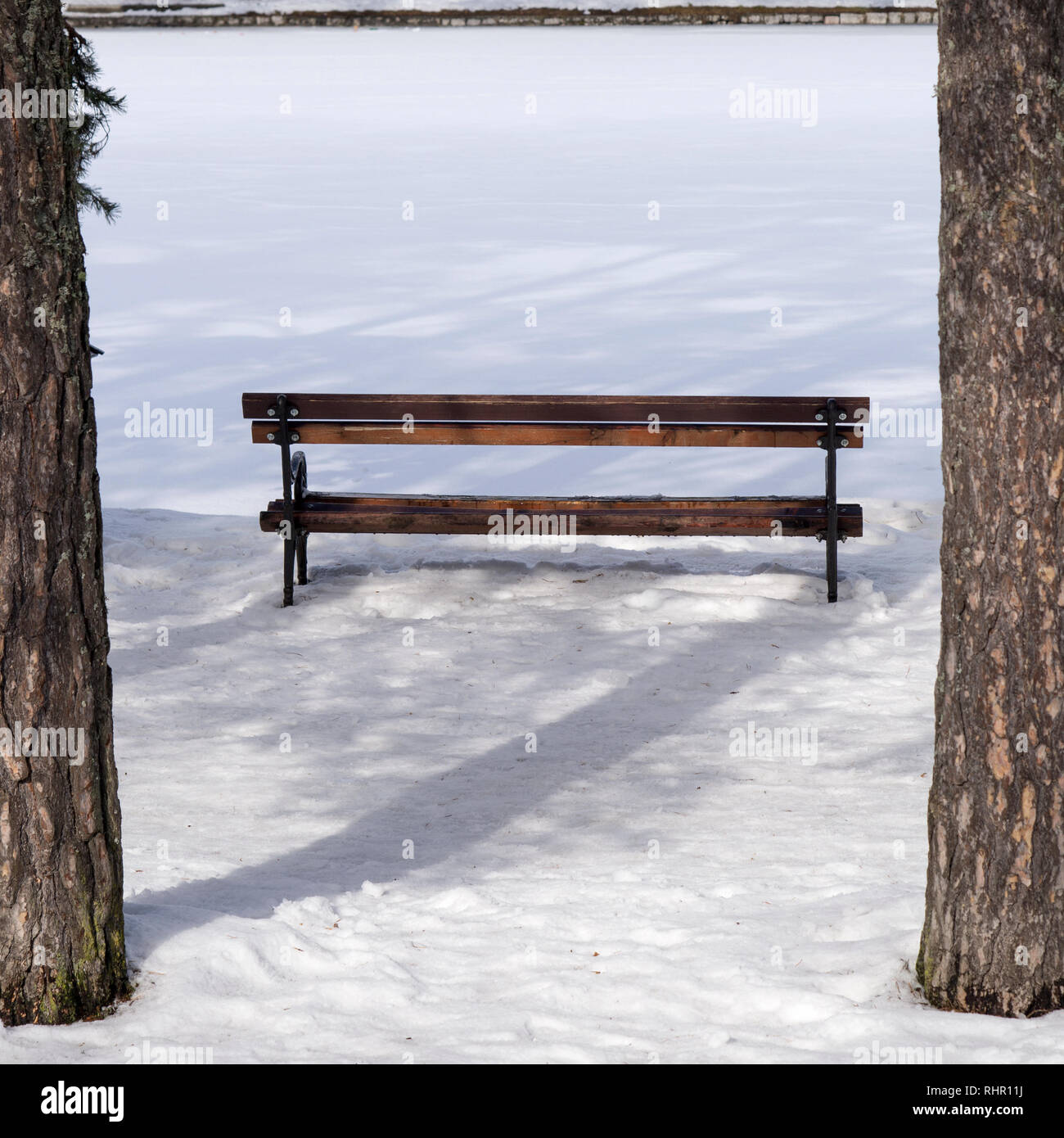 Winter snow scene park bench hi-res stock photography and images - Alamy