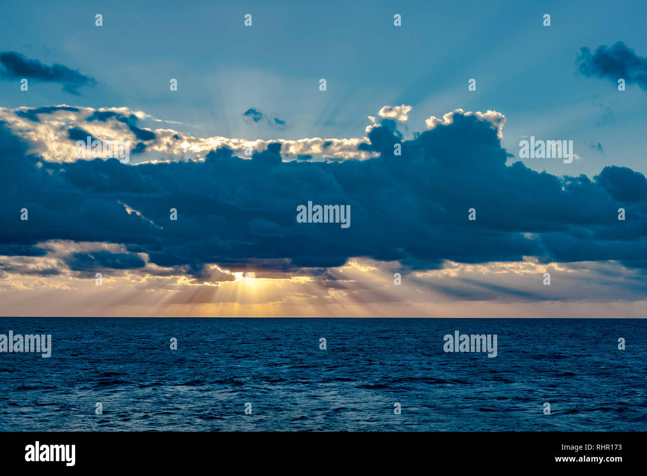 Rays from setting sun hi-res stock photography and images - Alamy