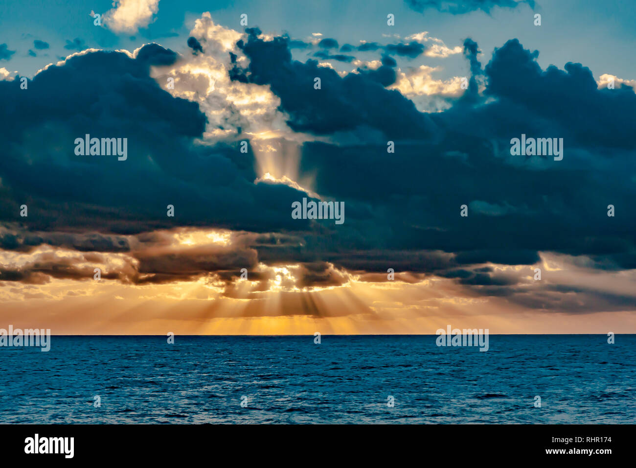 Golden rays of setting sun hi-res stock photography and images - Alamy