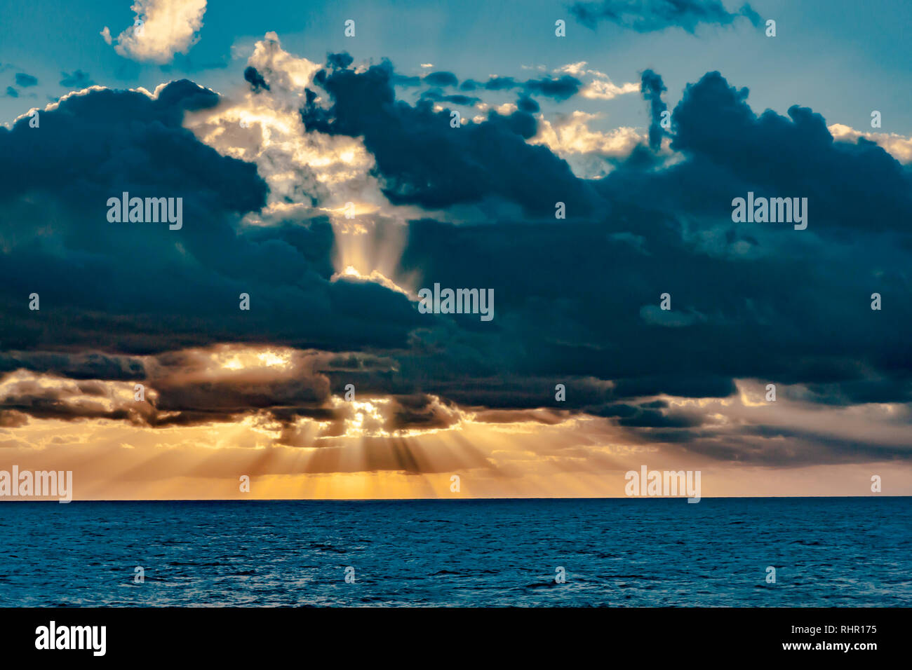 Rays from setting sun hi-res stock photography and images - Alamy