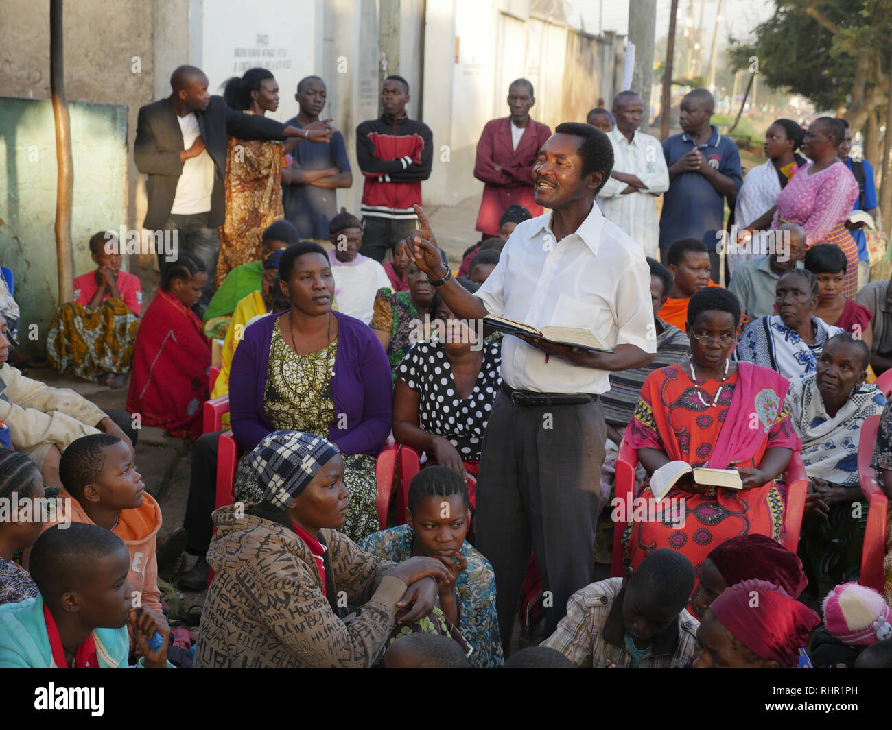 Community gathering africa hi-res stock photography and images - Alamy