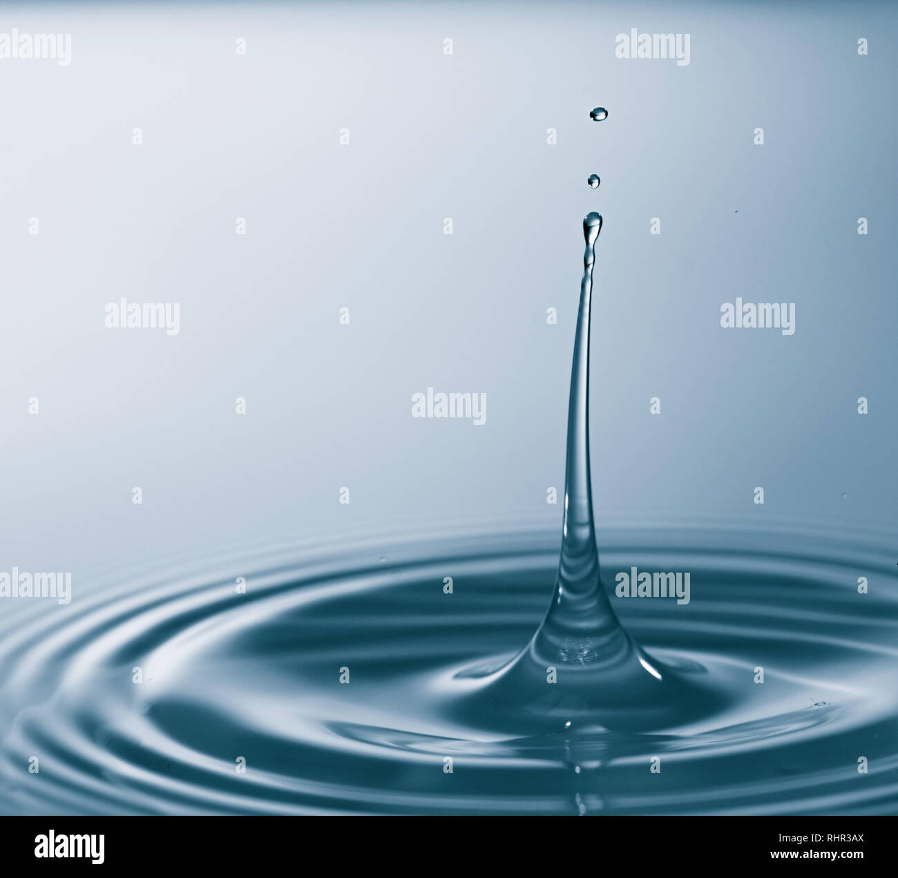 Falling water drops hi-res stock photography and images - Alamy