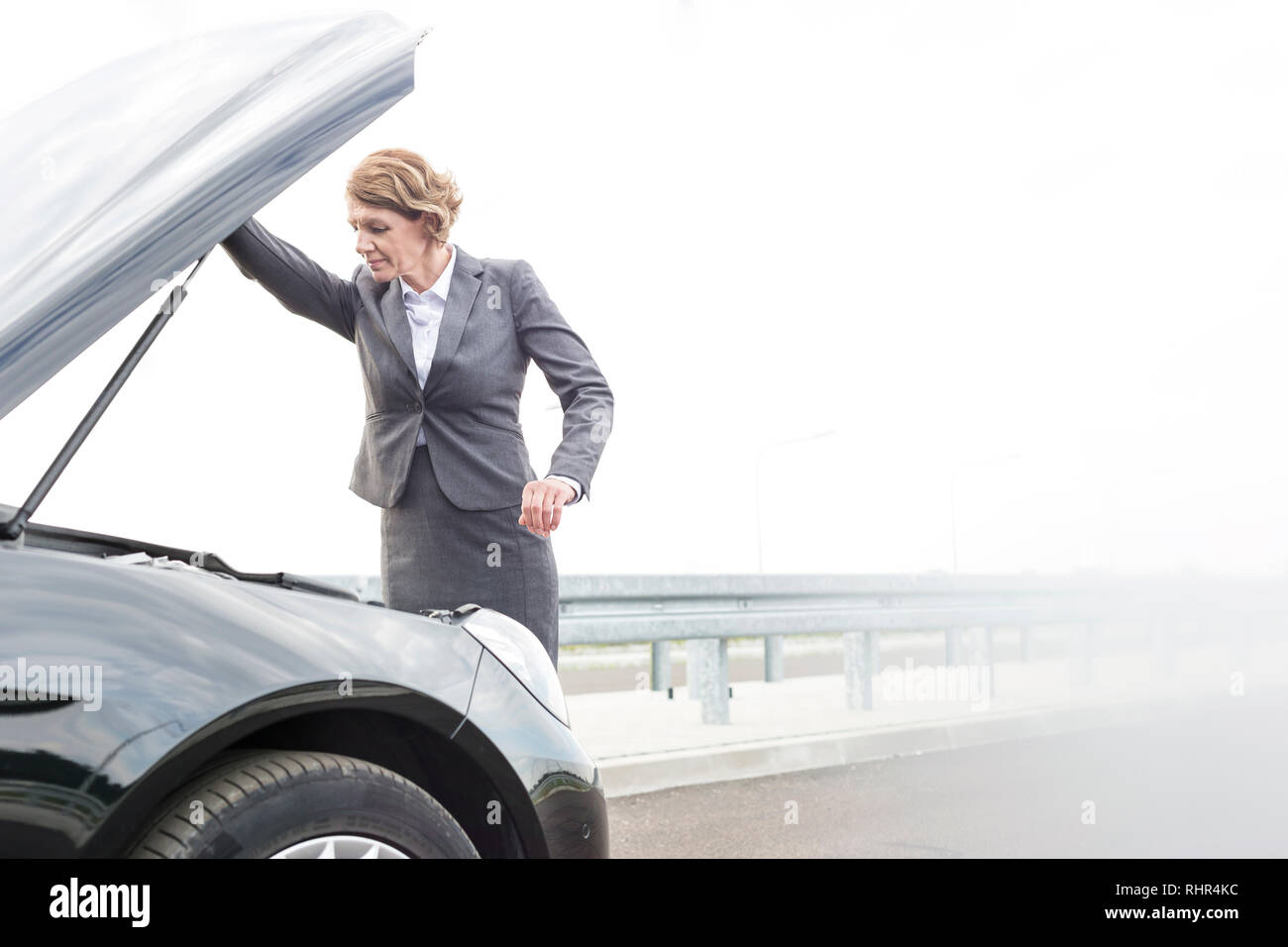 Mature woman car breakdown hi-res stock photography and images - Alamy