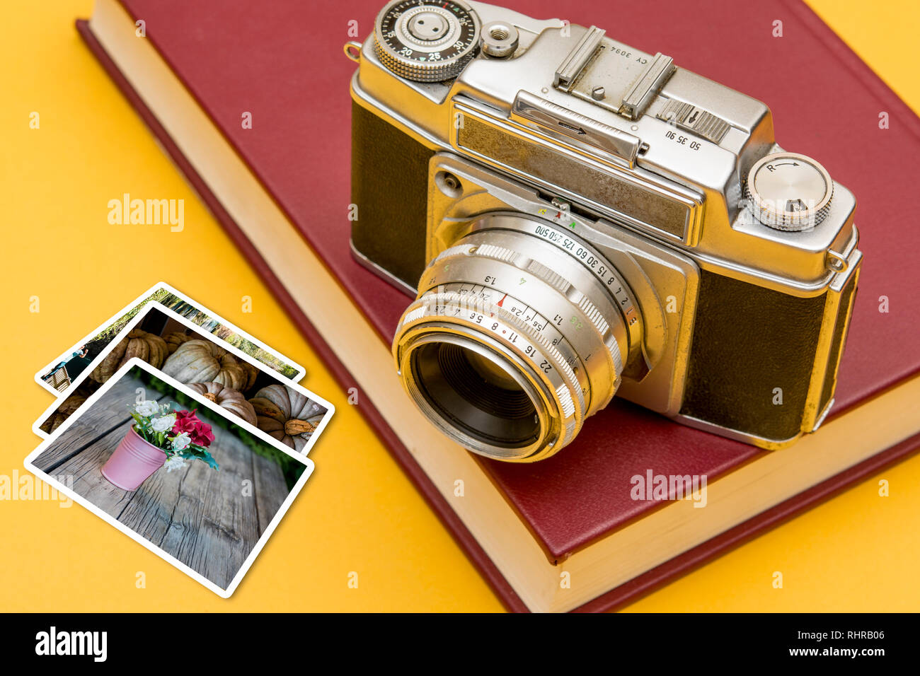 Vintage Camera with a landscape Photo frames Stock Photo - Alamy