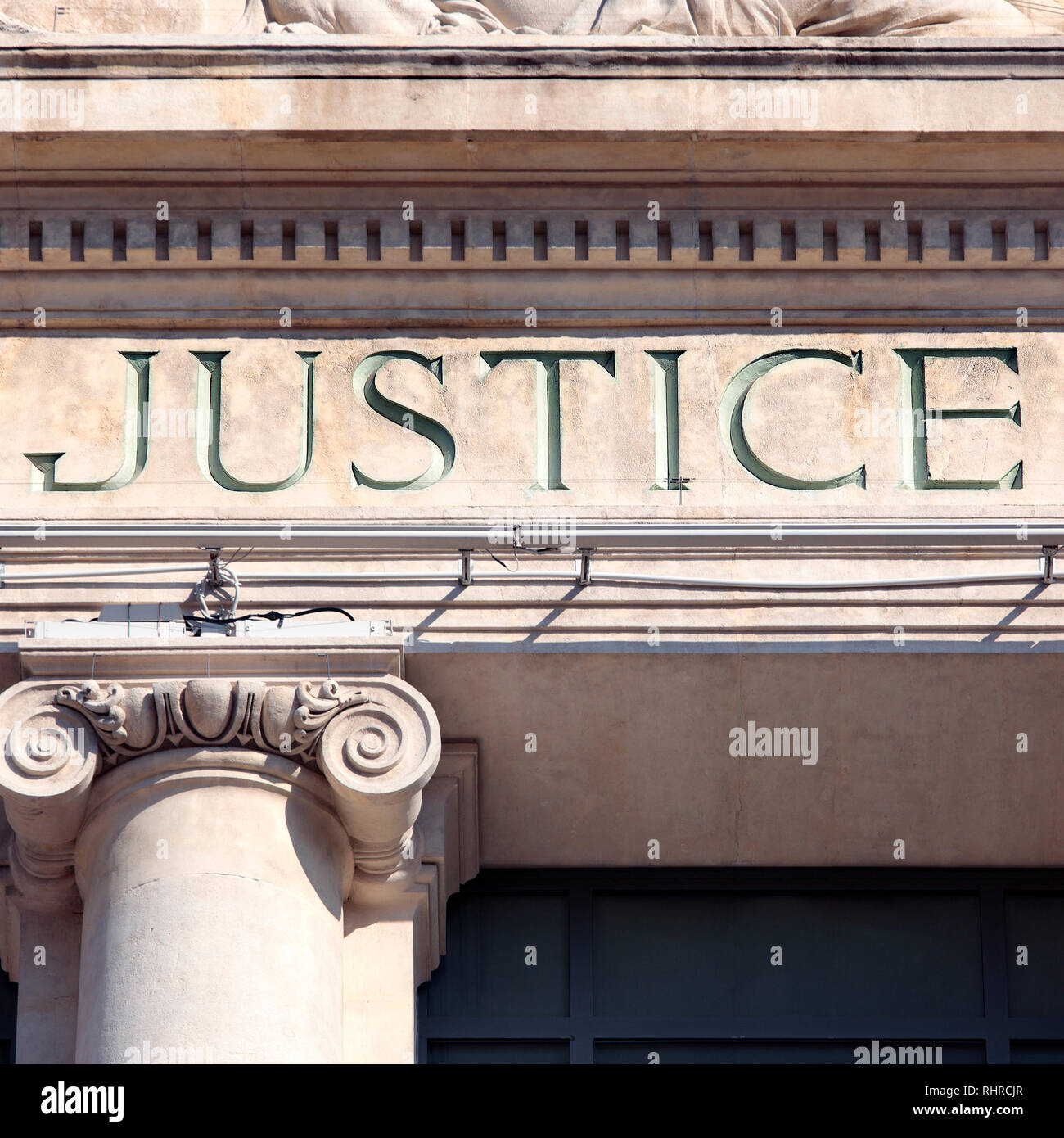 Courts of justice building sign hi-res stock photography and images - Alamy