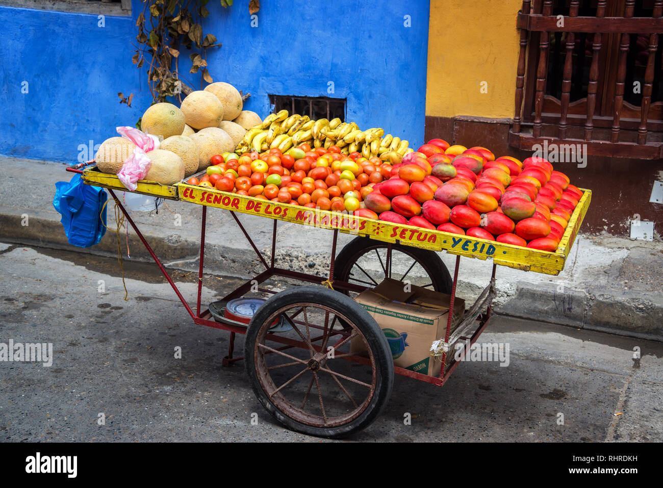 Fruit cart hi-res stock photography and images - Alamy