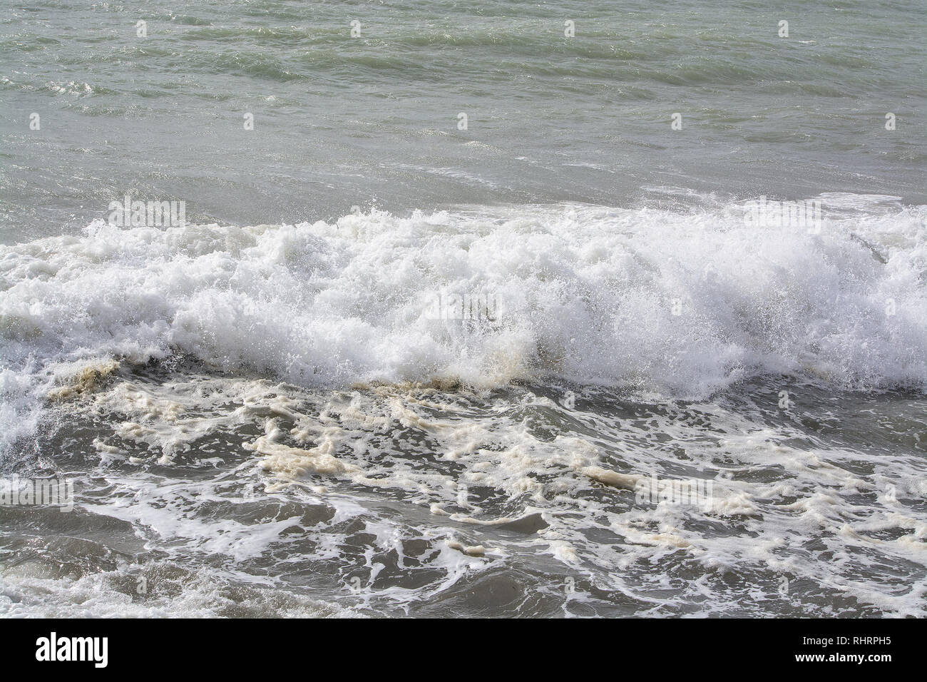 Water breaks on the rocks hi-res stock photography and images - Alamy