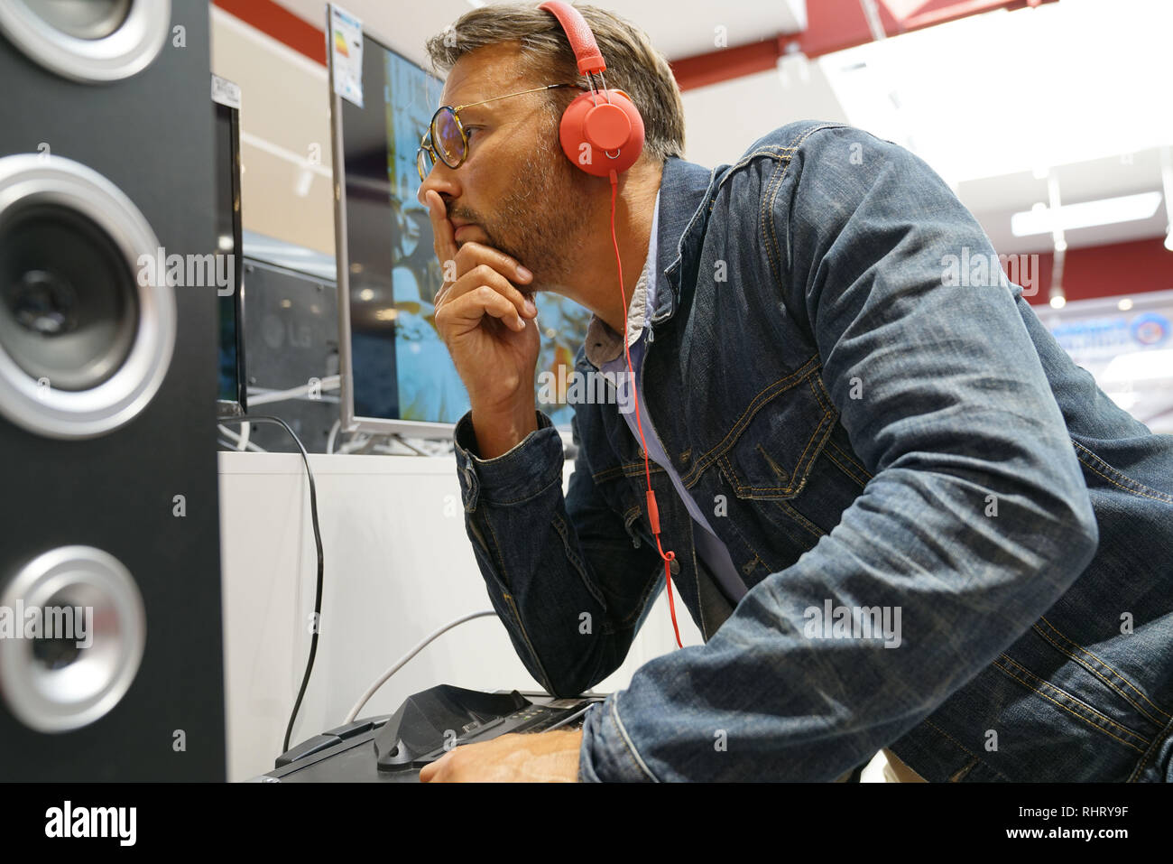 Man in multimedia store hi-res stock photography and images - Alamy