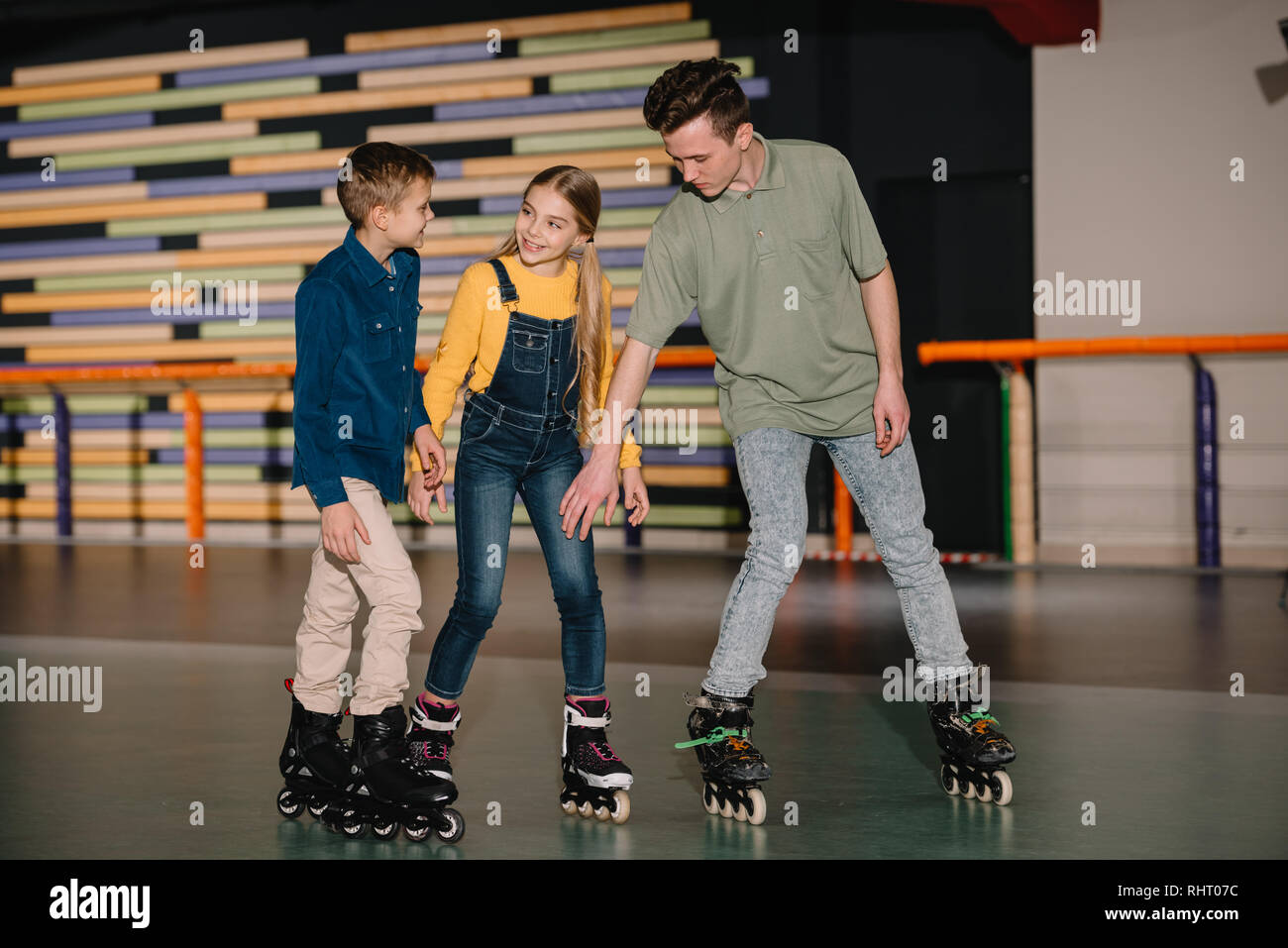 Young kids skating hi-res stock photography and images - Alamy