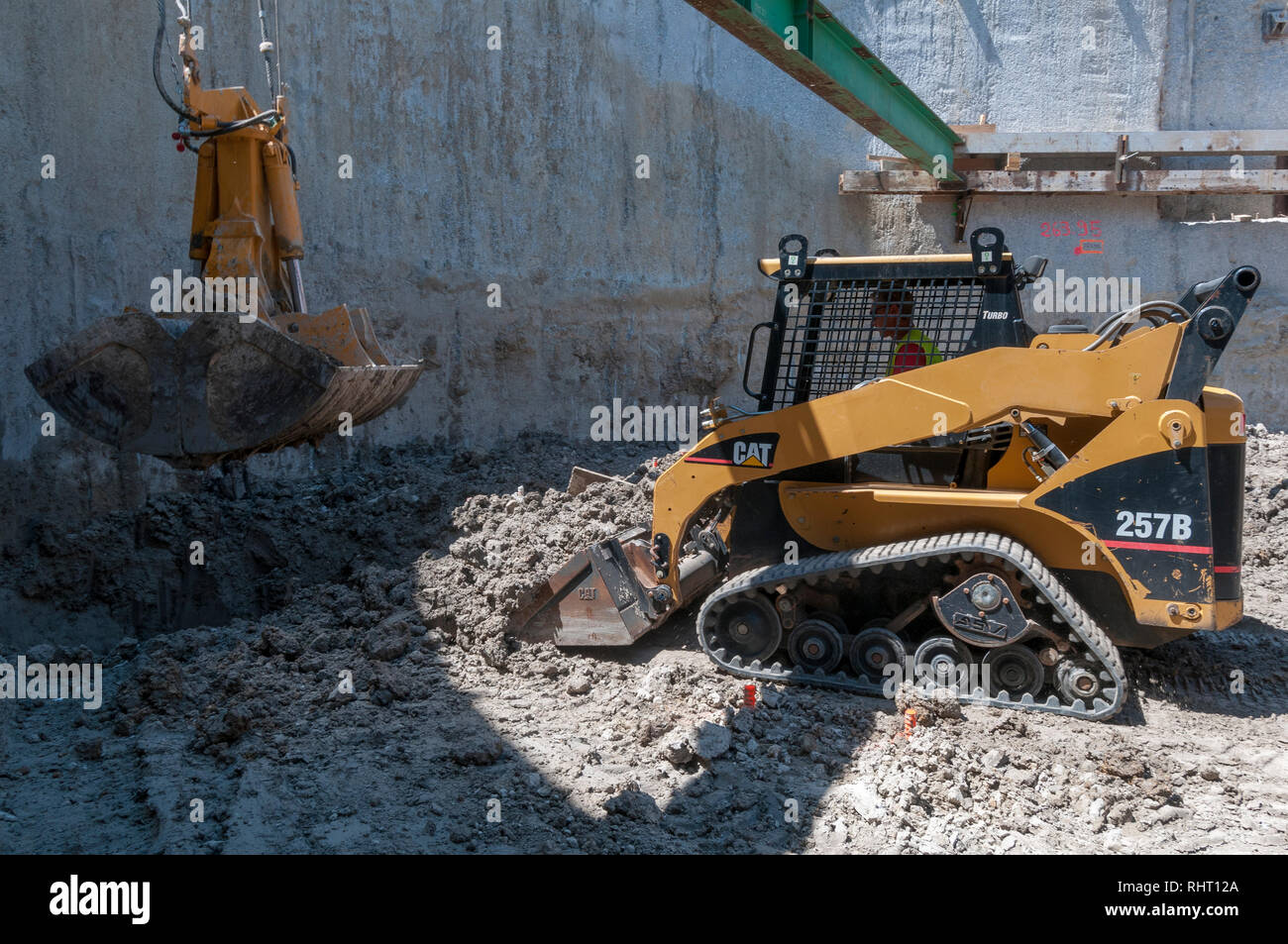 Clamshell bucket attachments hi-res stock photography and images - Alamy
