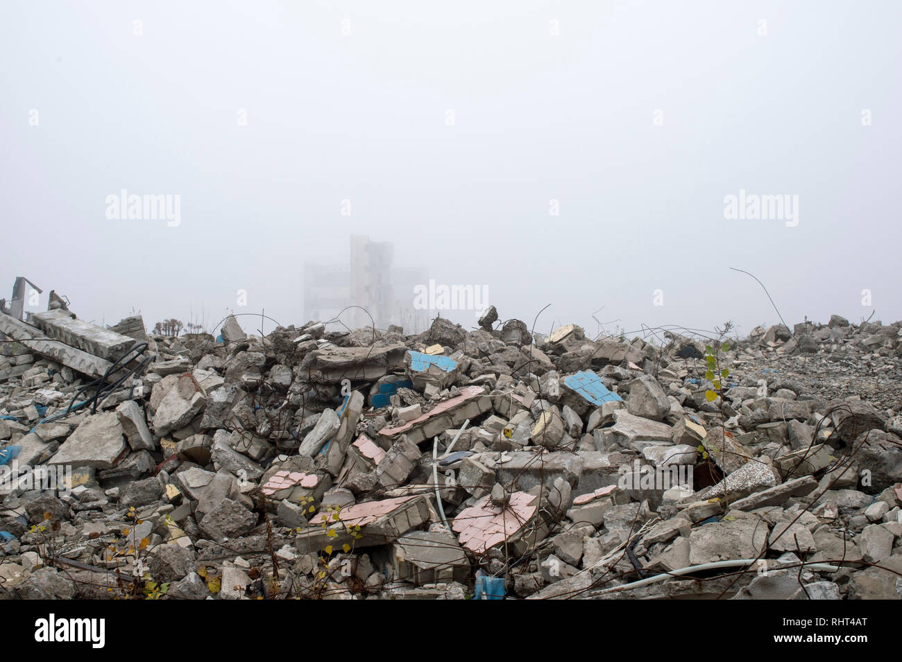 Crumbled stones in the wall hi-res stock photography and images - Alamy