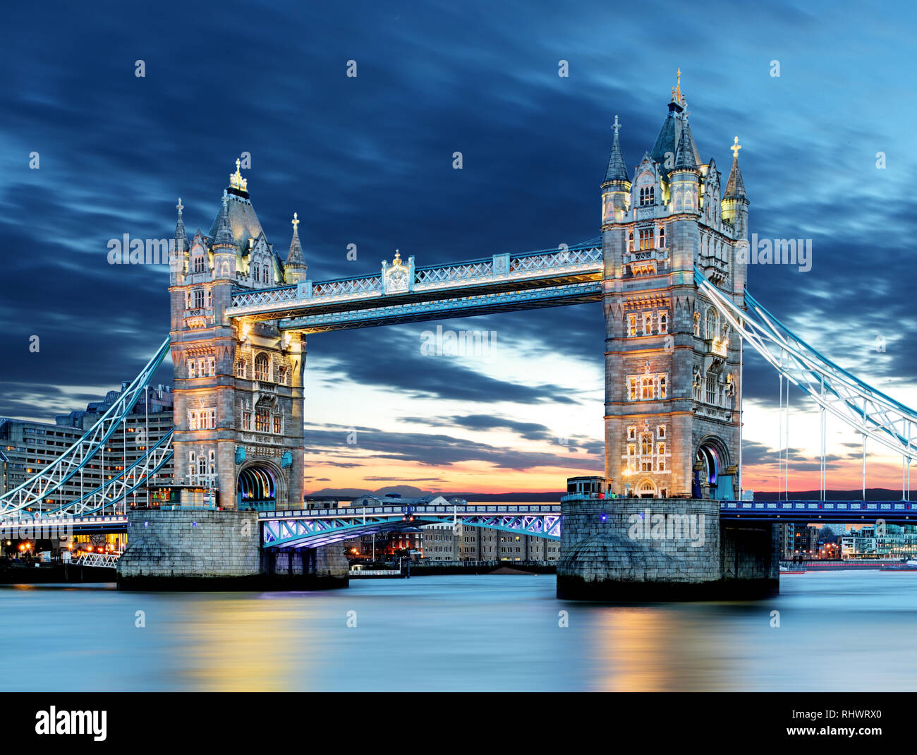 Tower bridge and city of london skyline at night hi-res stock ...