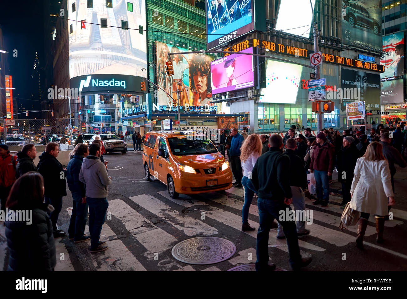 Night crowd crosswalk nyc pedestrian hi-res stock photography and ...