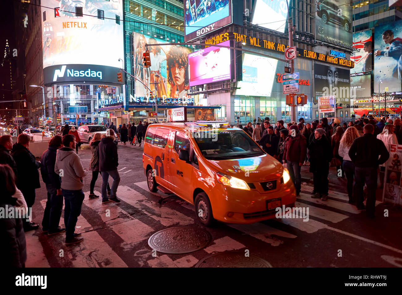 Night crowd crosswalk nyc pedestrian hi-res stock photography and ...