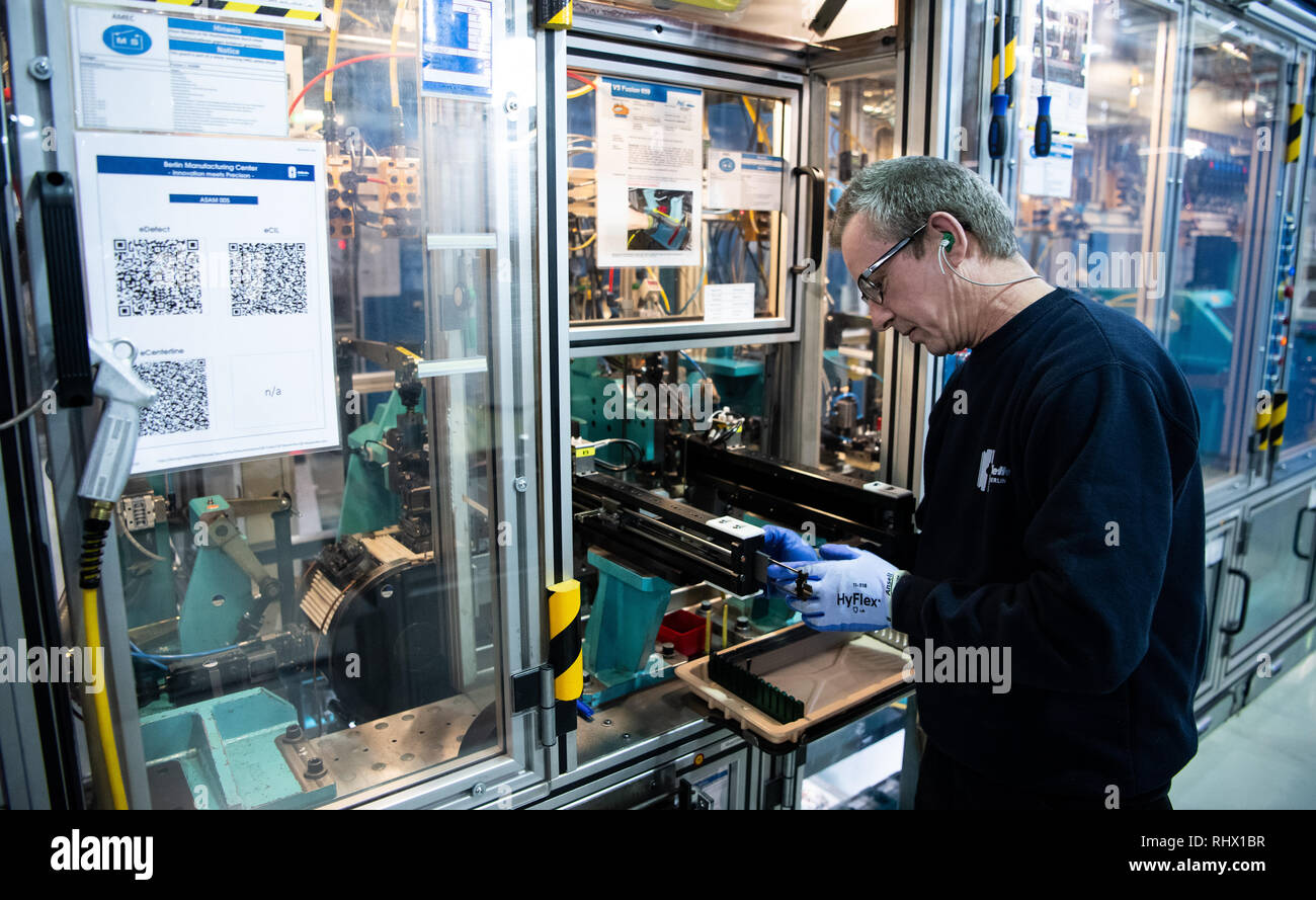 Gillette razor factory hi-res stock photography and images - Alamy