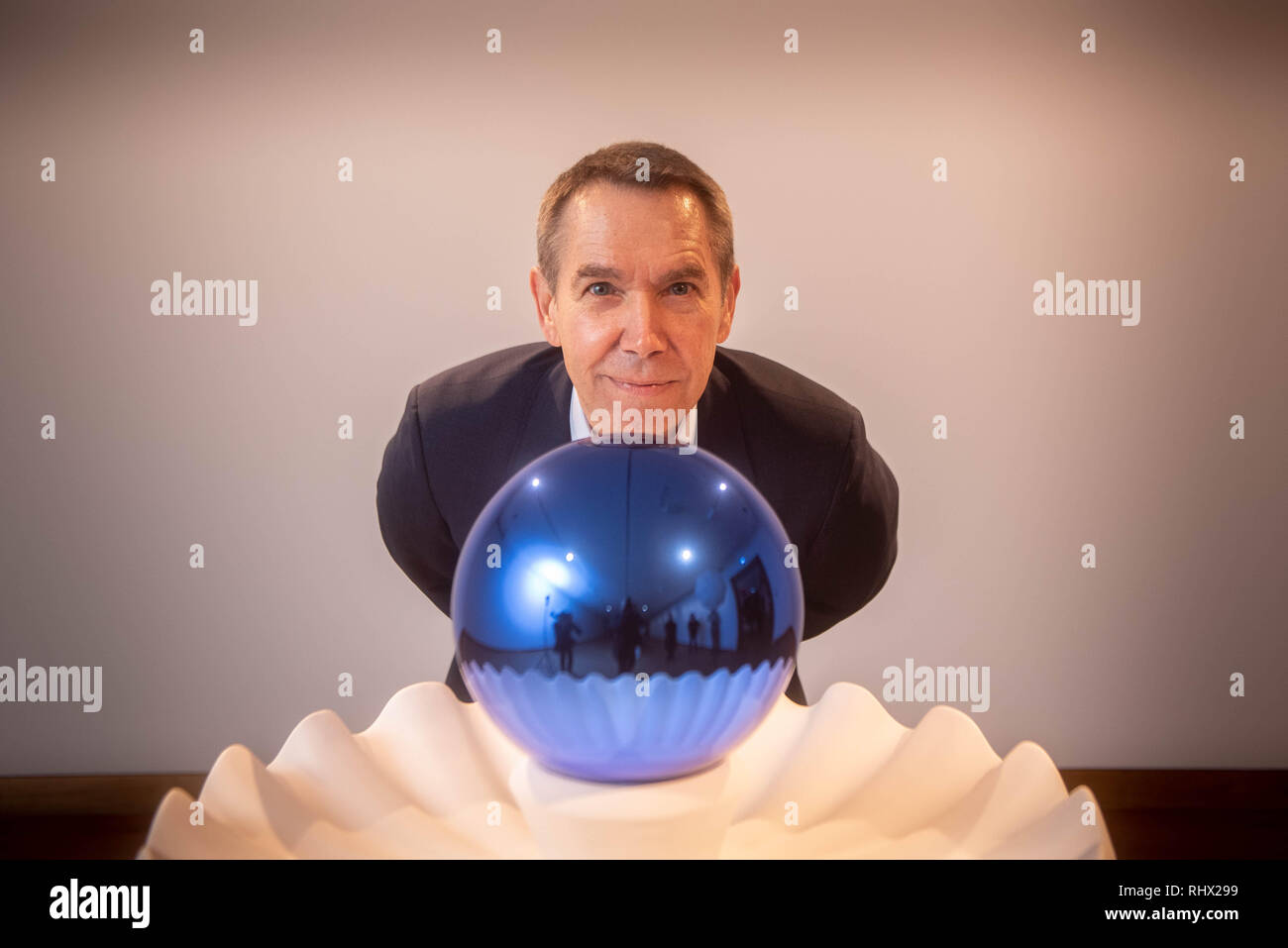 Jeff koons gazing ball hi-res stock photography and images - Alamy