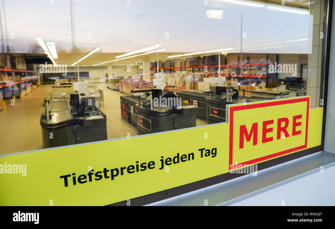 Russian supermarket mere hi-res stock photography and images - Alamy