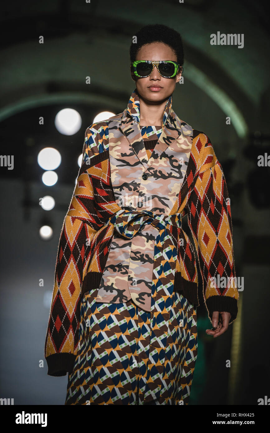 African runway model hi-res stock photography and images - Alamy