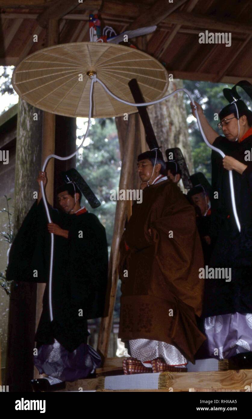 Japan: November 28,1990 Ise - Emperor Akihito visits Ise Shinto Shrine ...