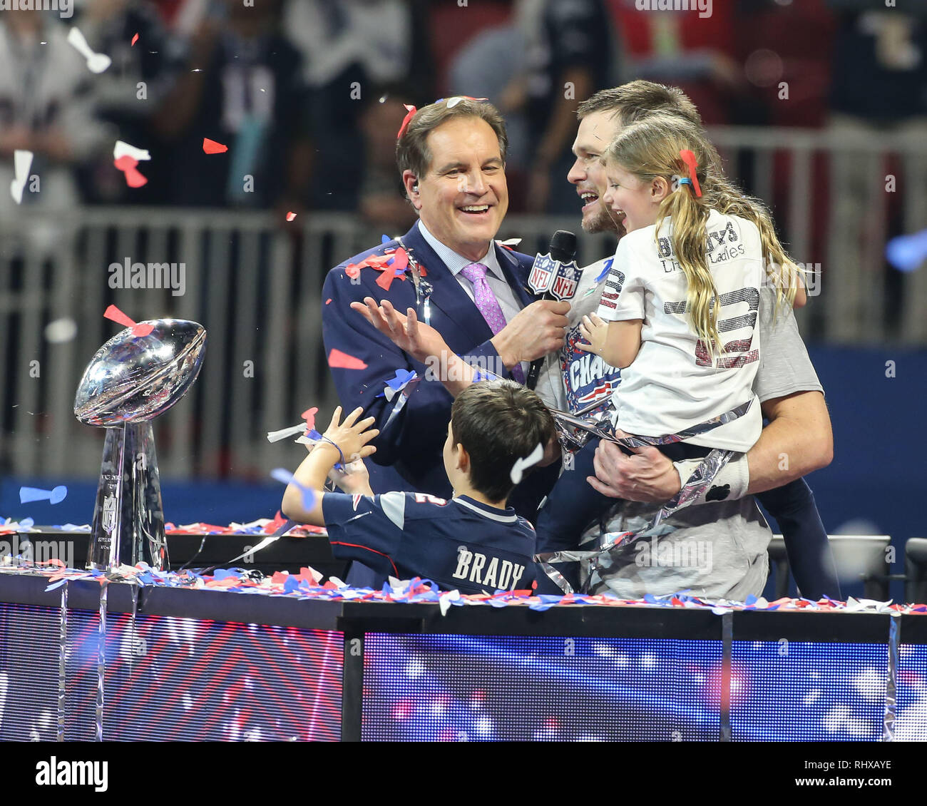 Kids on stage hi-res stock photography and images - Alamy