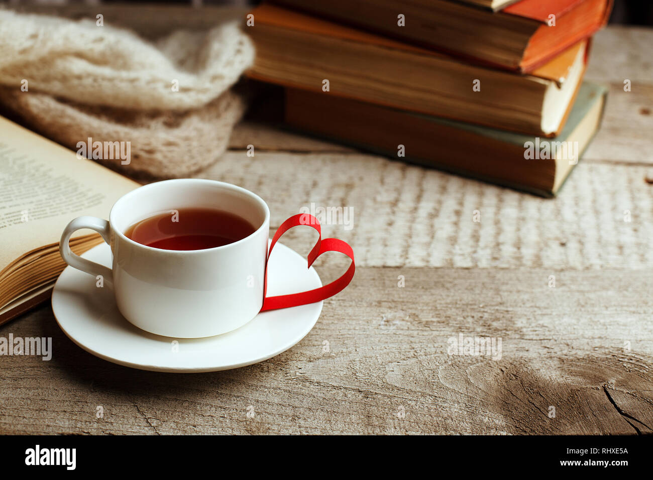 Papercraft book hi-res stock photography and images - Alamy