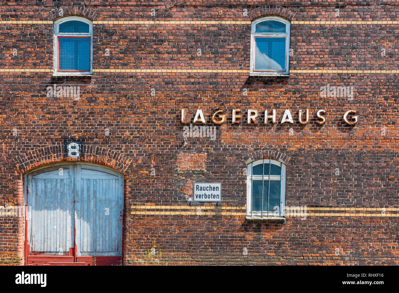 Old brick warehouse exterior hi-res stock photography and images - Alamy