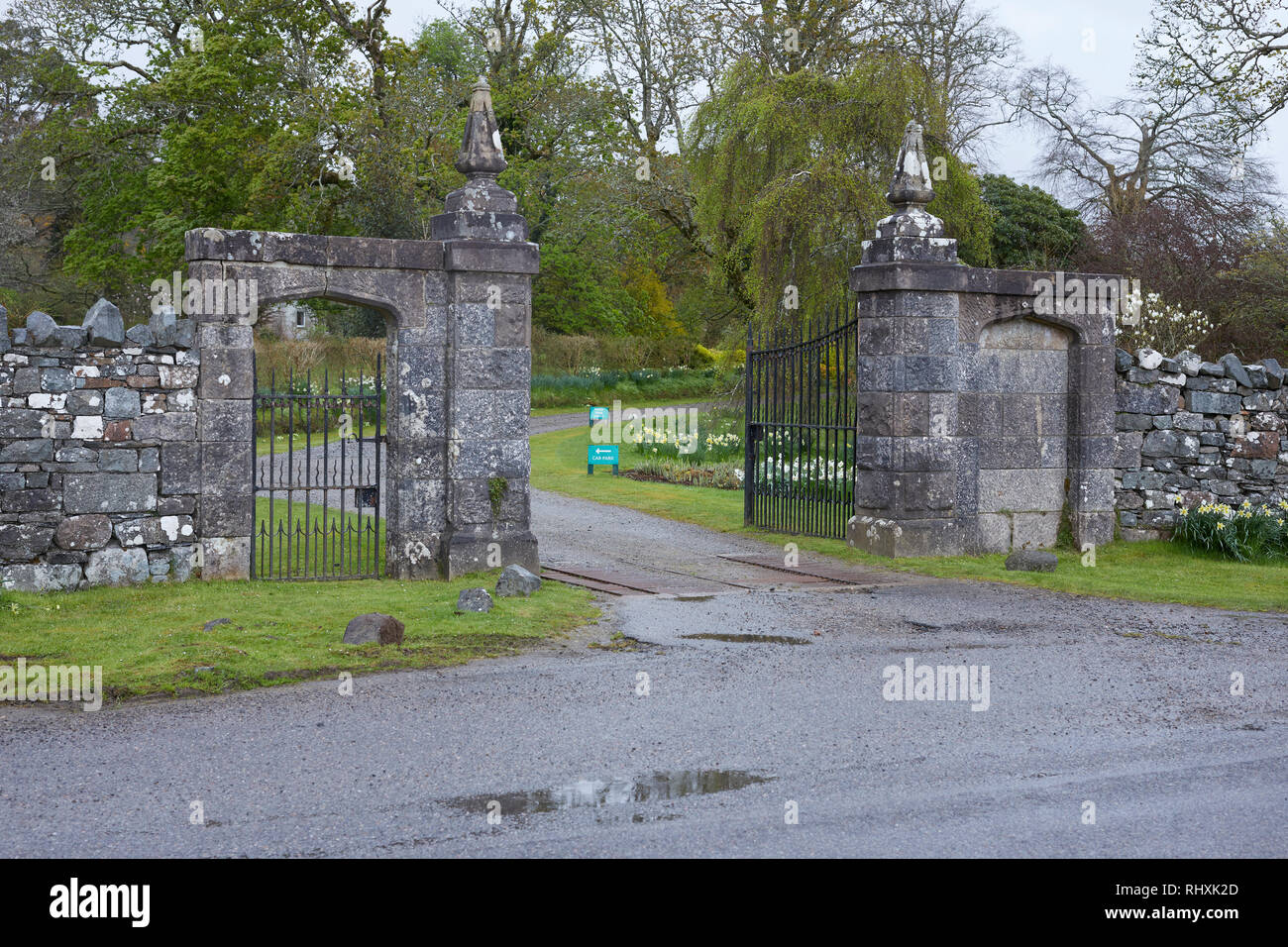 Driveway gardens hi-res stock photography and images - Alamy