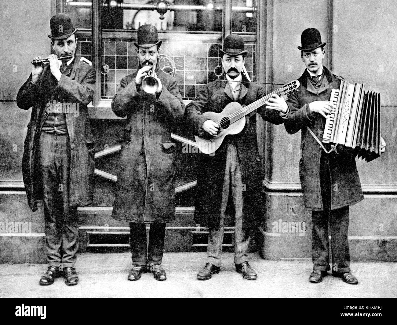 Street victorian musicians hi-res stock photography and images - Alamy