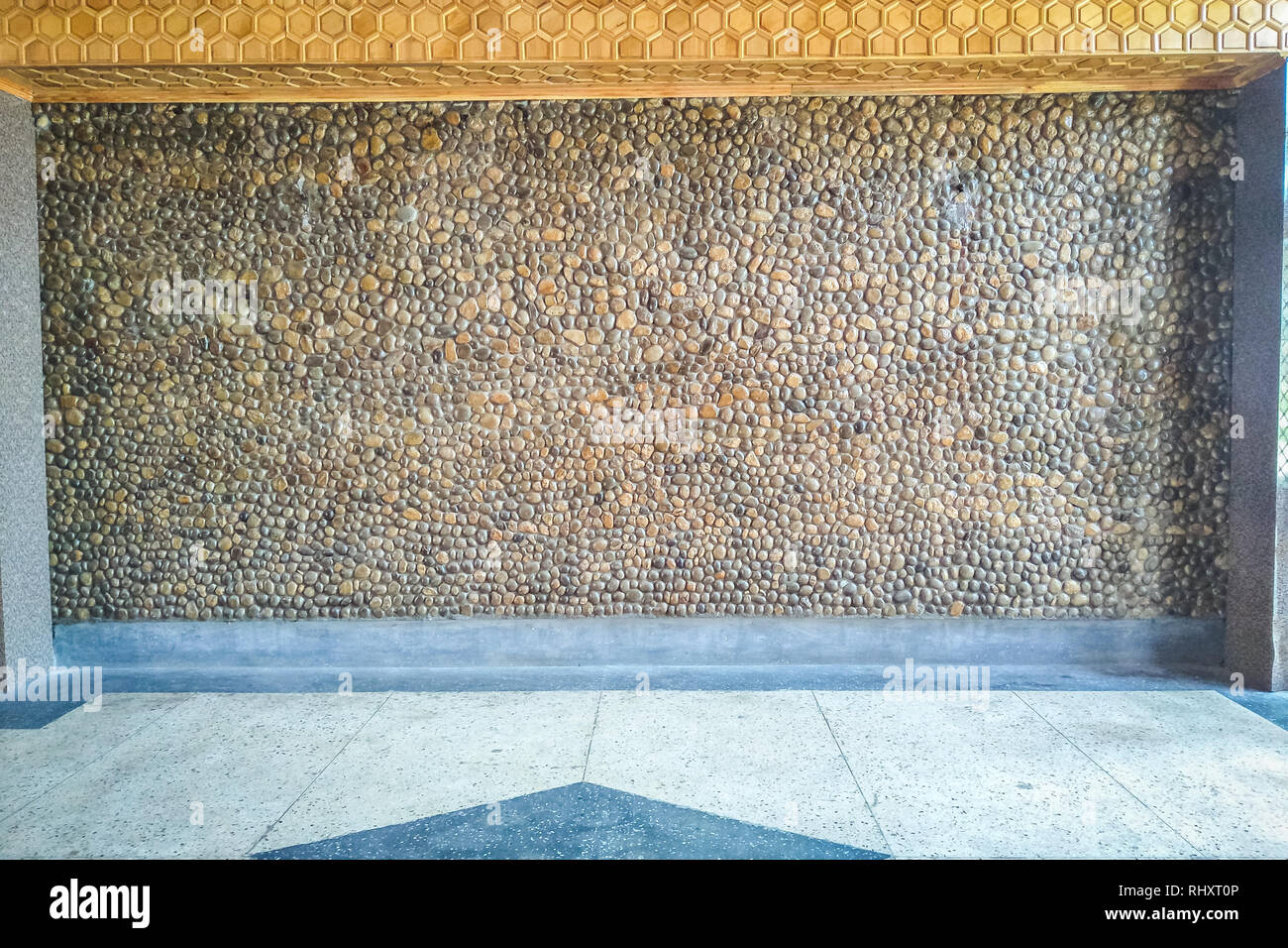 Stone wall rounded stones hi-res stock photography and images - Alamy