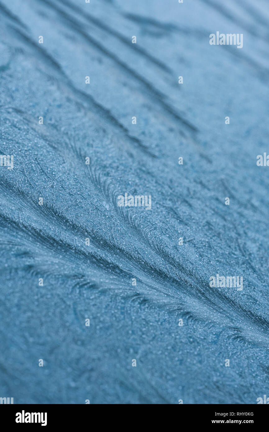 Patterns in ice on a frosty car windscreen Stock Photo - Alamy