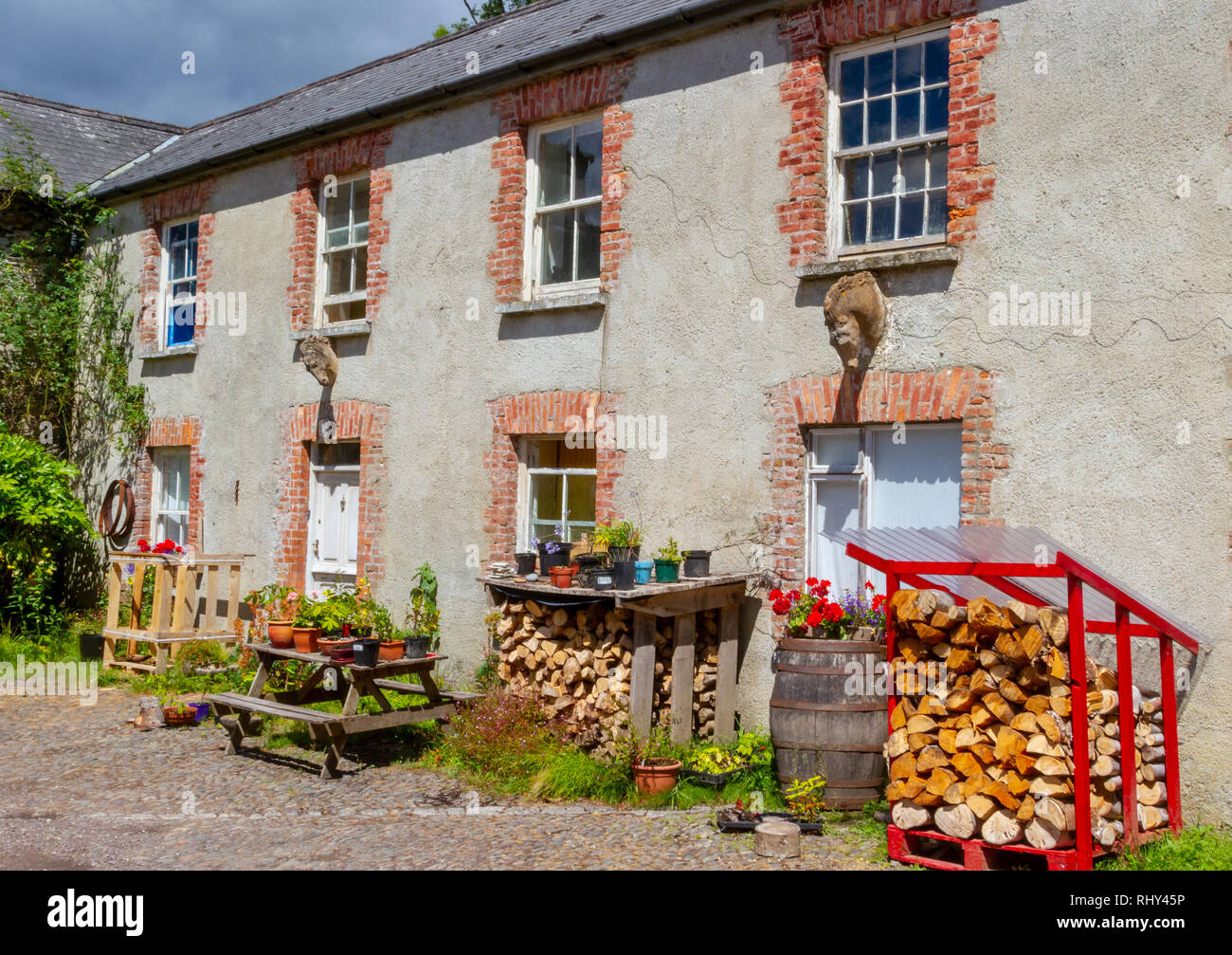 Old farm buildings ireland hi-res stock photography and images - Alamy