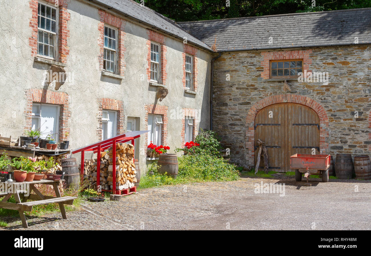 Old farm buildings ireland hi-res stock photography and images - Alamy