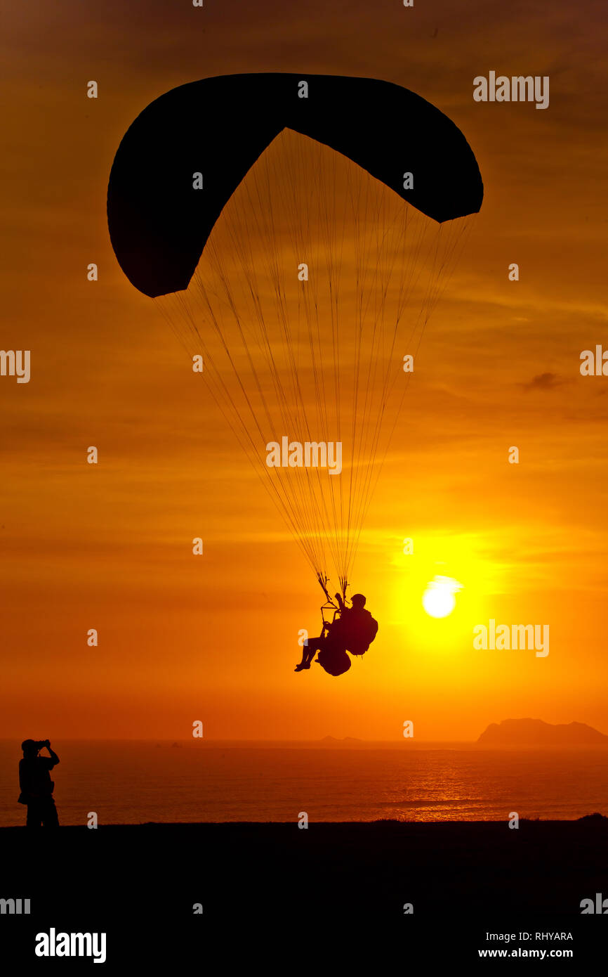 Parasuit ride in the sunset at Lima,Peru Stock Photo - Alamy