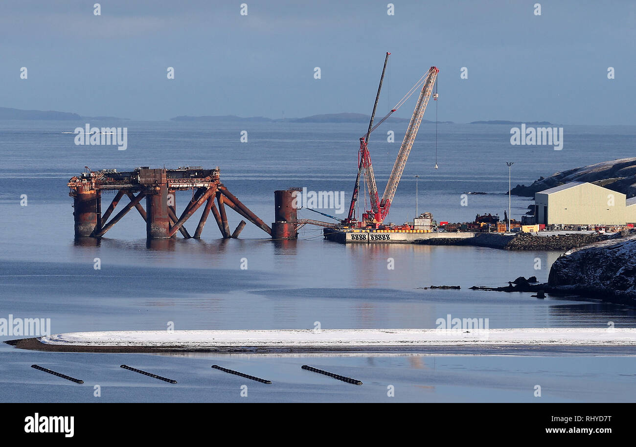 Oil rig decommissioning hi-res stock photography and images - Alamy