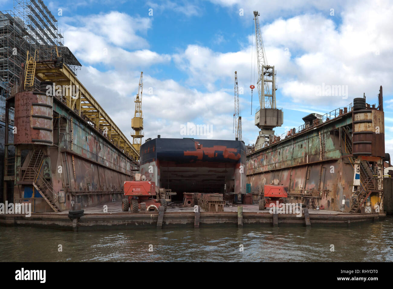 Empty cargo ships hi-res stock photography and images - Alamy