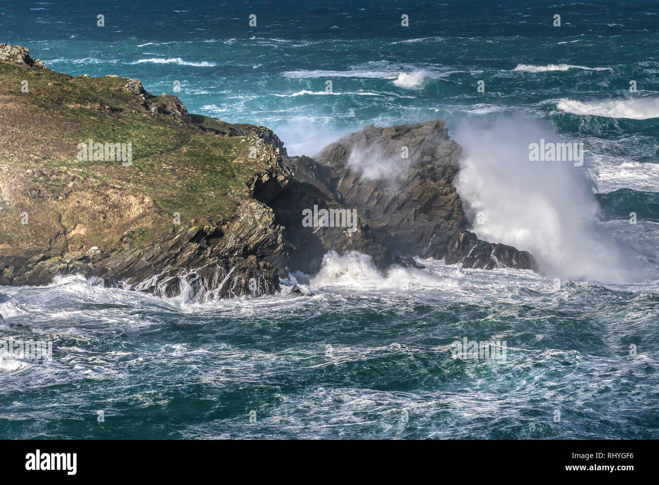 Waves crashing against rugged hi-res stock photography and images - Alamy