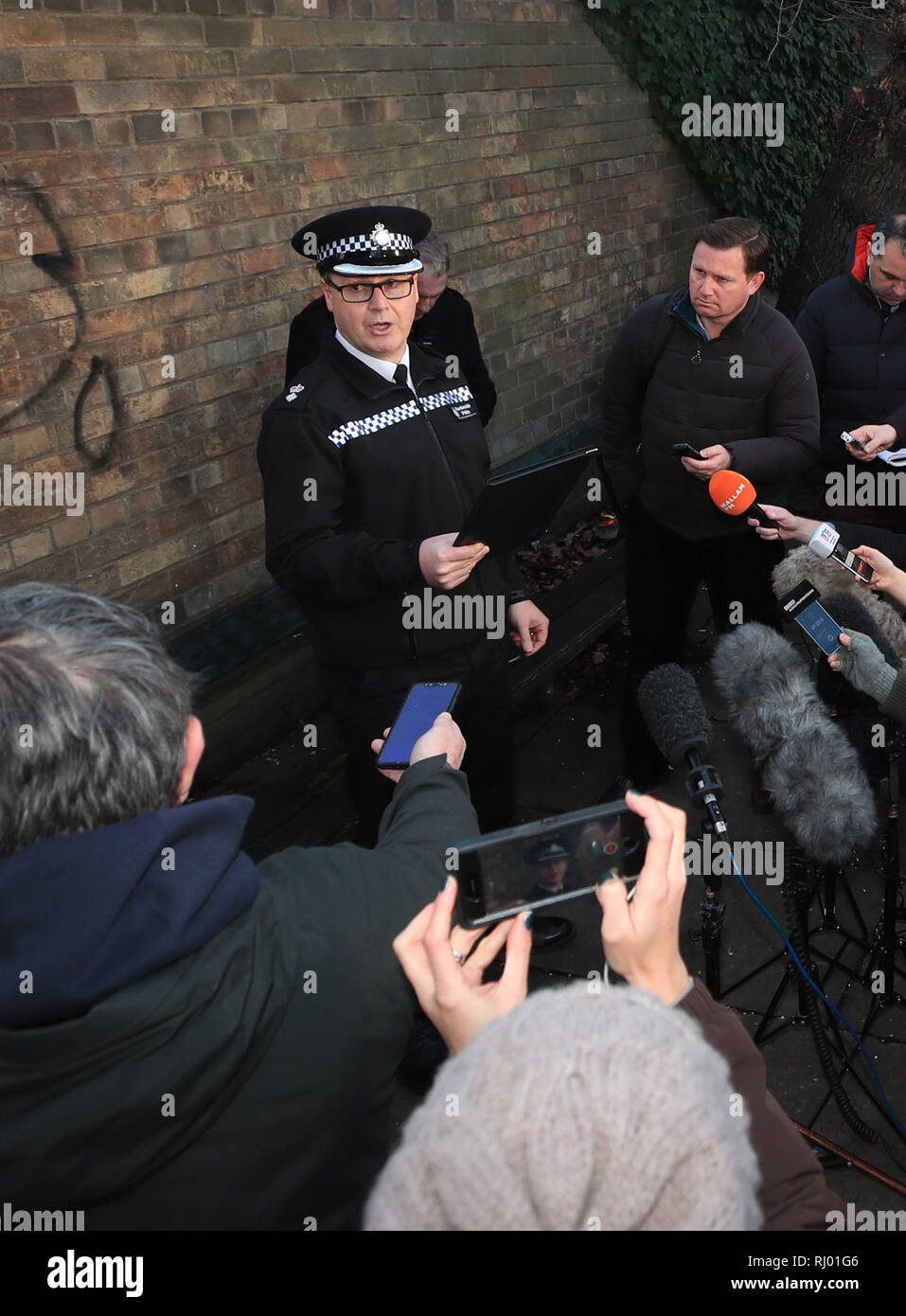 Chief superintendent phil ward reads hi-res stock photography and ...