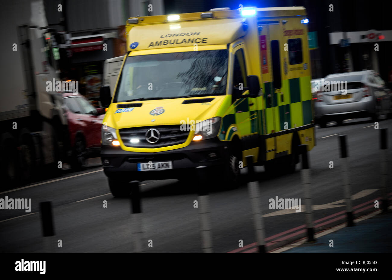Ambulance speed hi-res stock photography and images - Alamy