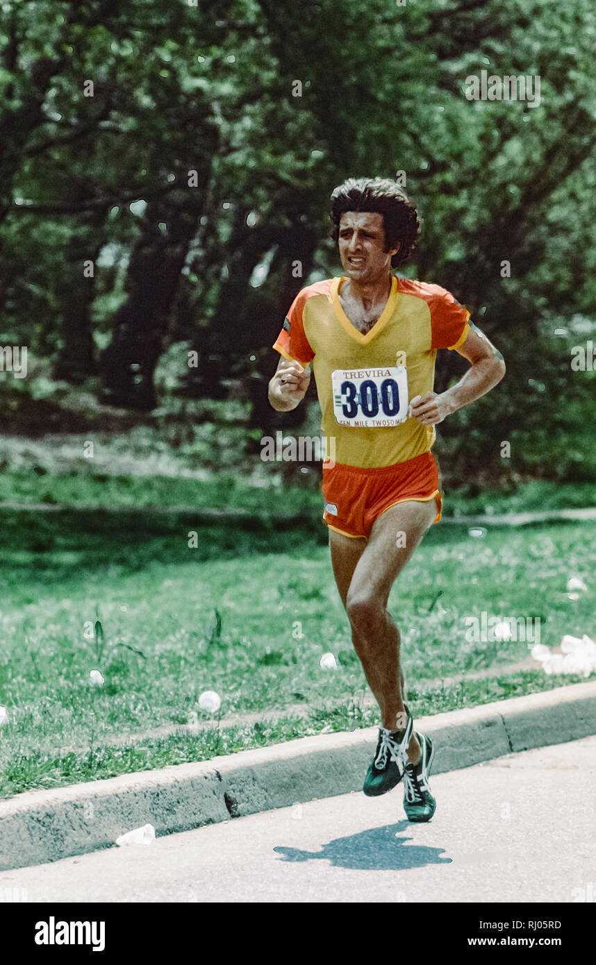Frank Shorter competing in the 1979 Trevira Twosome Stock Photo - Alamy
