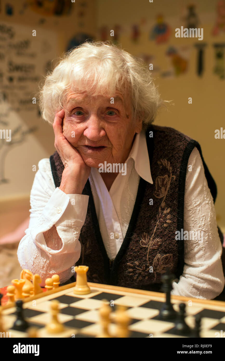 Two women playing chess hi-res stock photography and images - Alamy